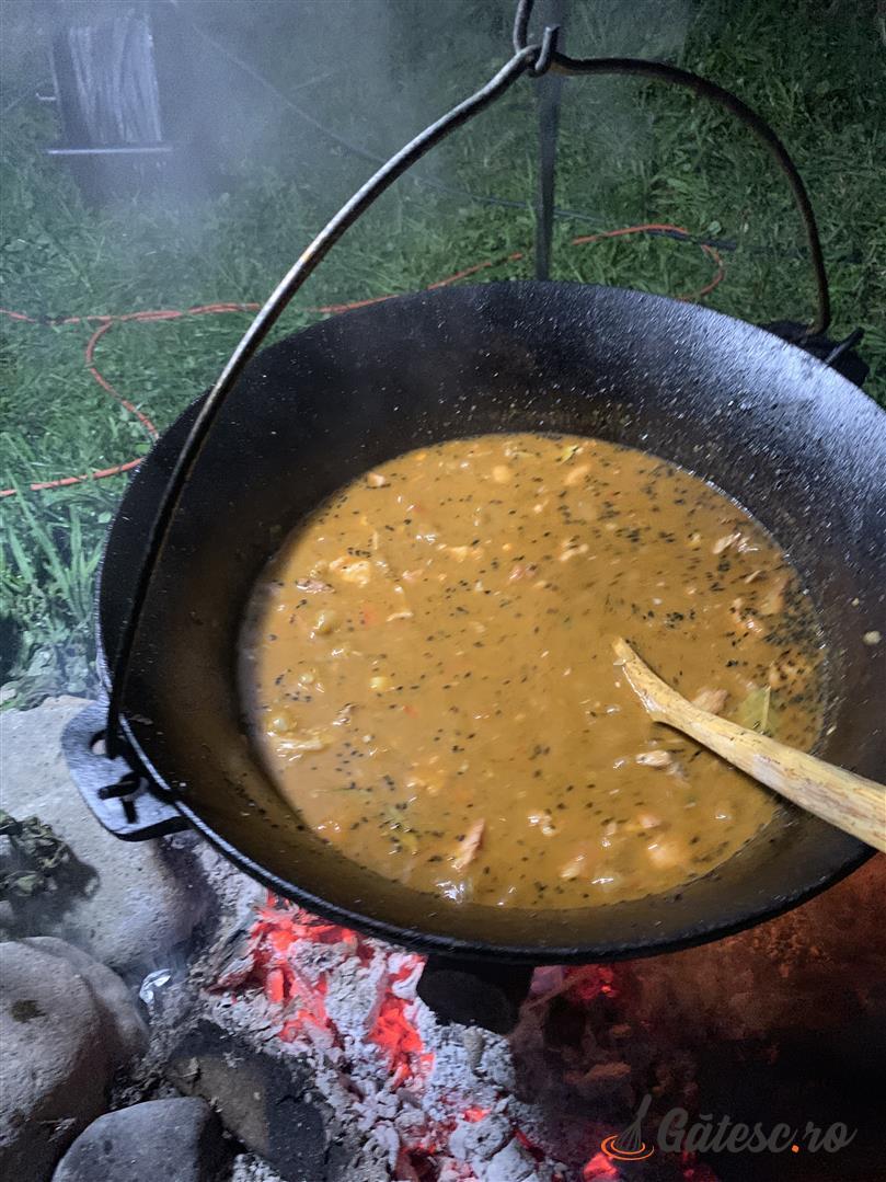 Gulas traditional unguresc la ceaun cu carne de porc | Gatesc.ro