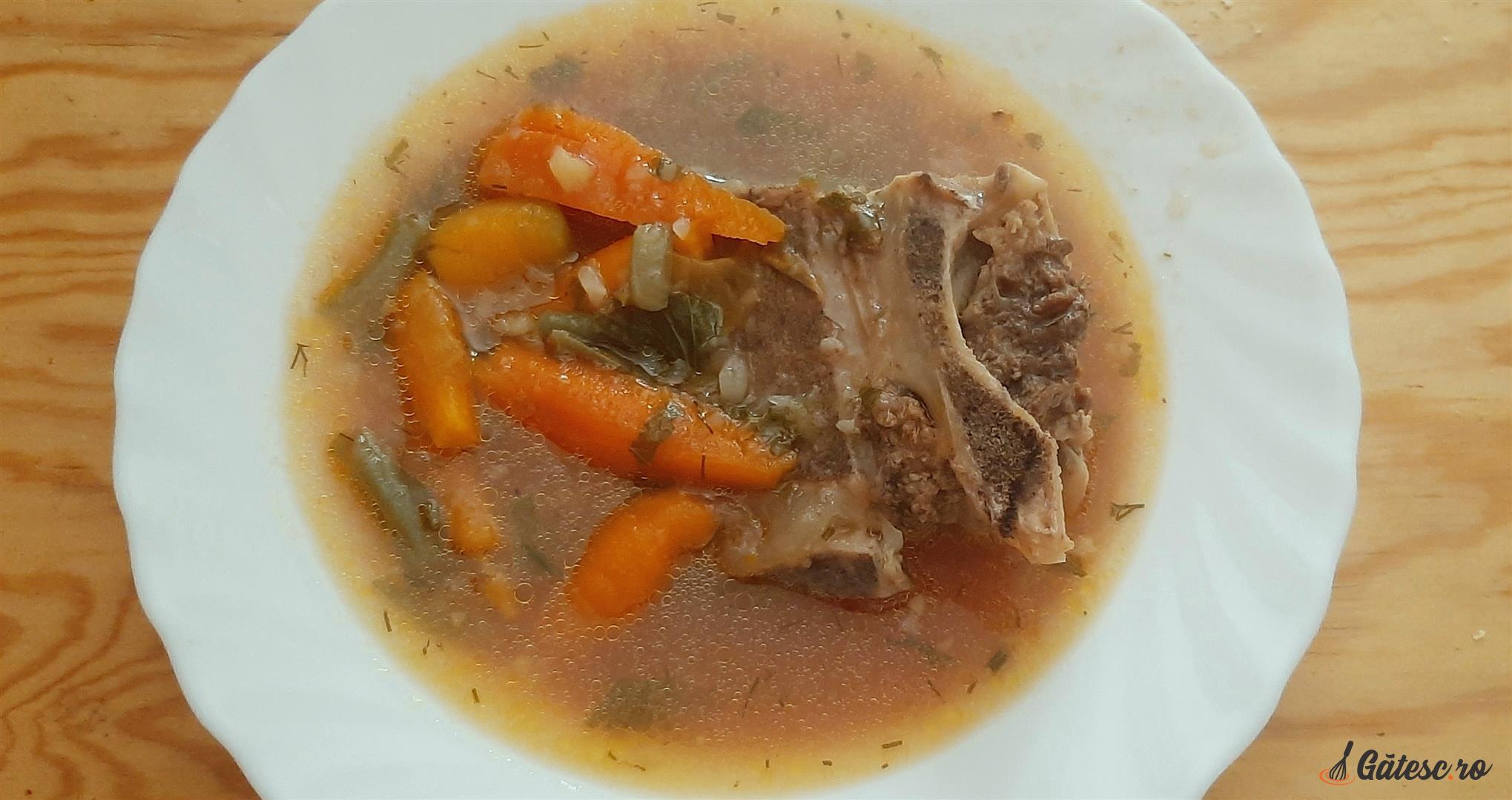 Ciorba de oase garf afumate cu leguminoase | Gatesc.ro