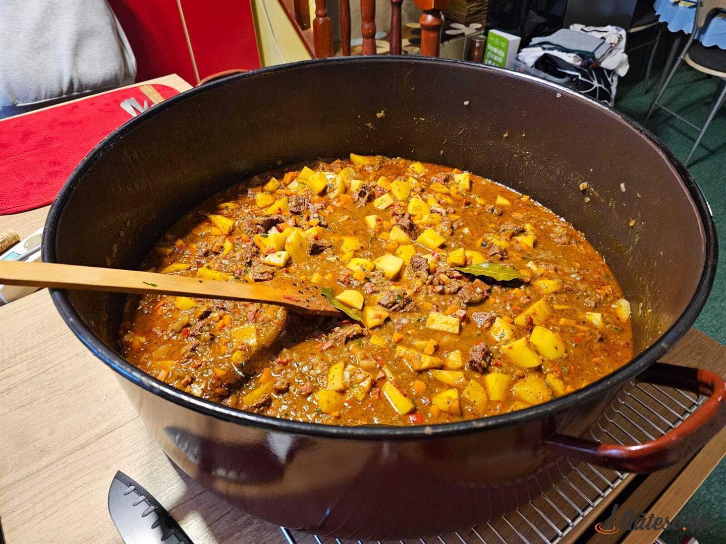 Gulas traditional unguresc la ceaun cu carne de porc | Gatesc.ro